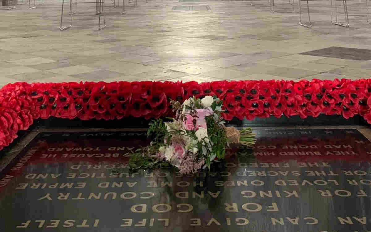 Royal wedding bouquet rests on Warrior’s grave | Westminster Abbey